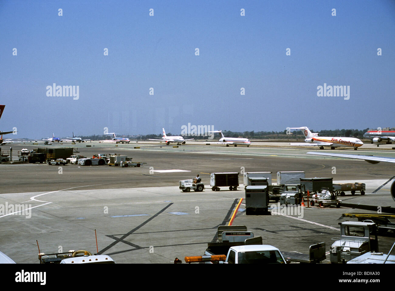 Aircraft line up takeoff hi-res stock photography and images - Alamy