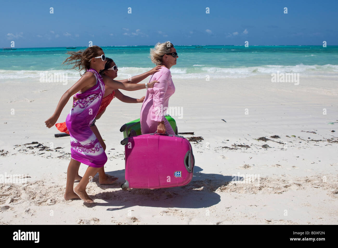 Heavy suitcases hi-res stock photography and images - Alamy