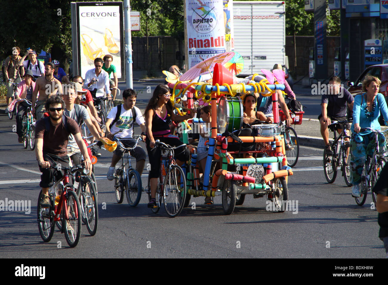 "Critical Mass" bicycle parade in Rome, to promote bikes against car ...