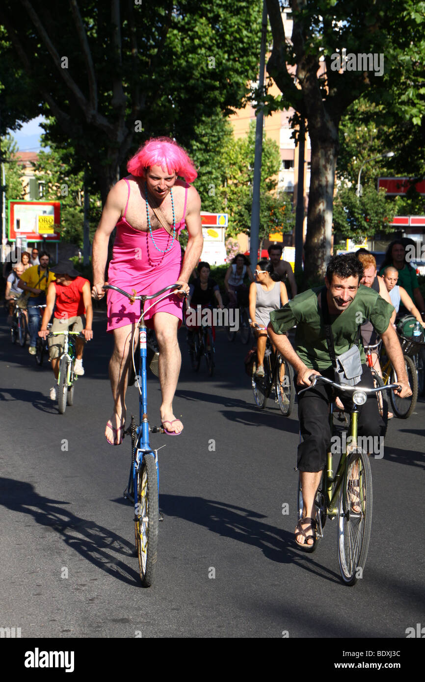 "Critical Mass" bicycle parade in Rome, to promote bikes against car ...