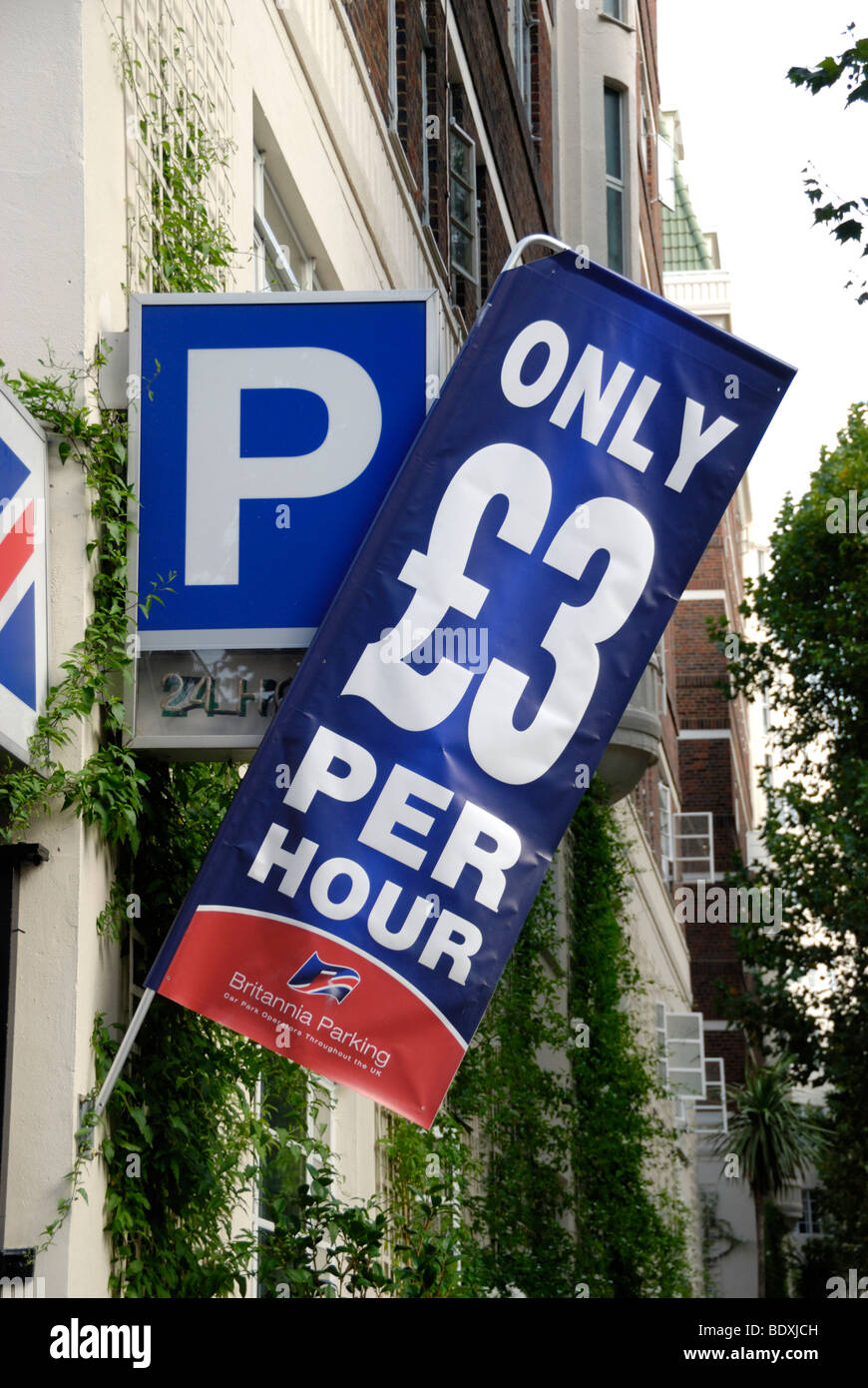 London billboard sign hi-res stock photography and images - Alamy