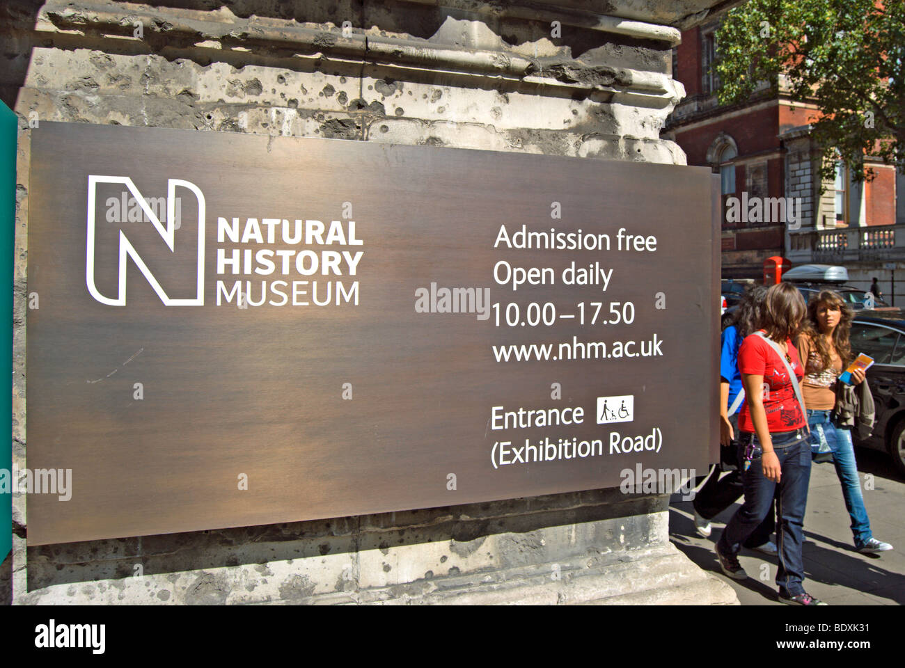 Exterior natural history museum hi-res stock photography and images - Alamy