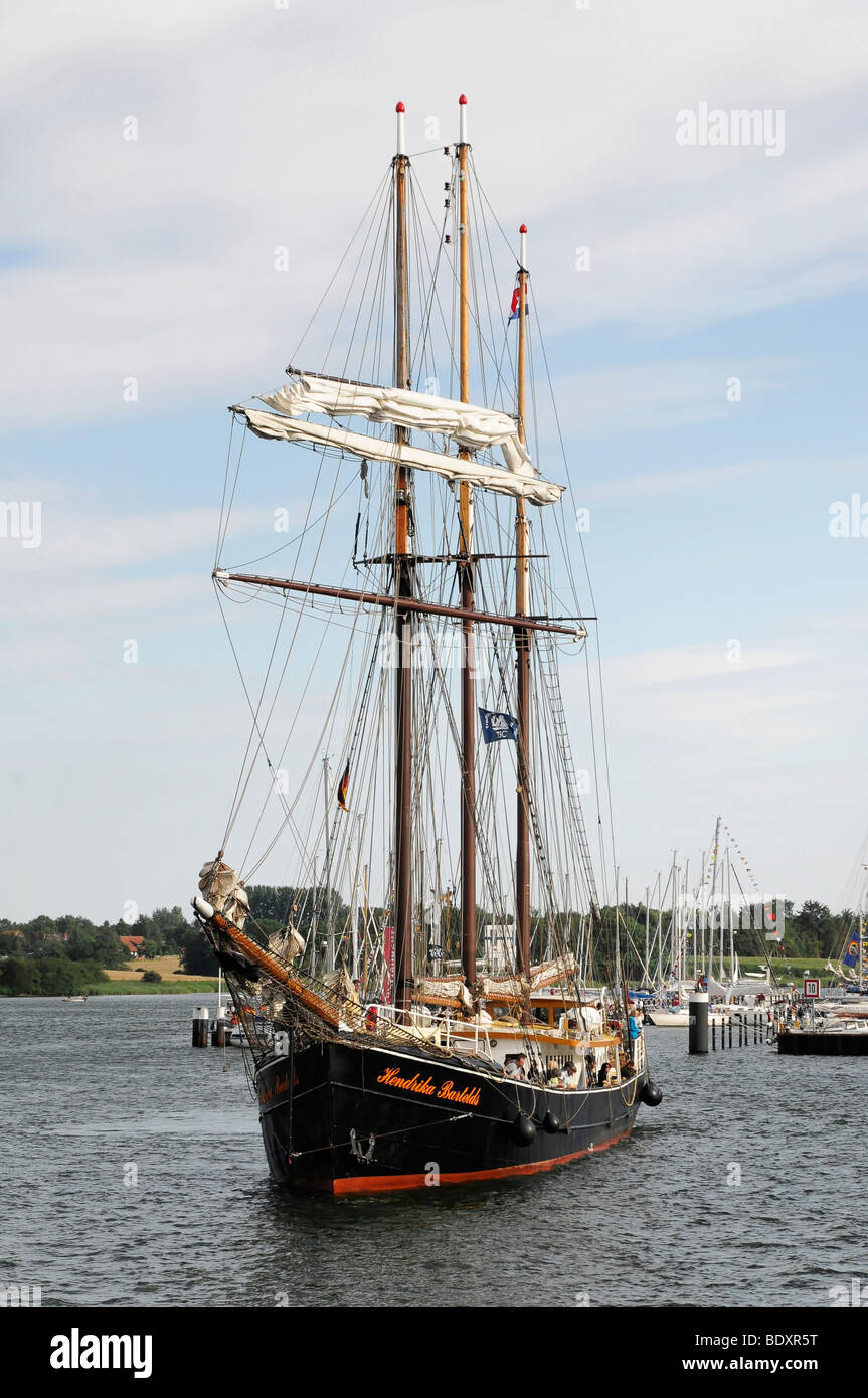 Three mast ship hi-res stock photography and images - Alamy
