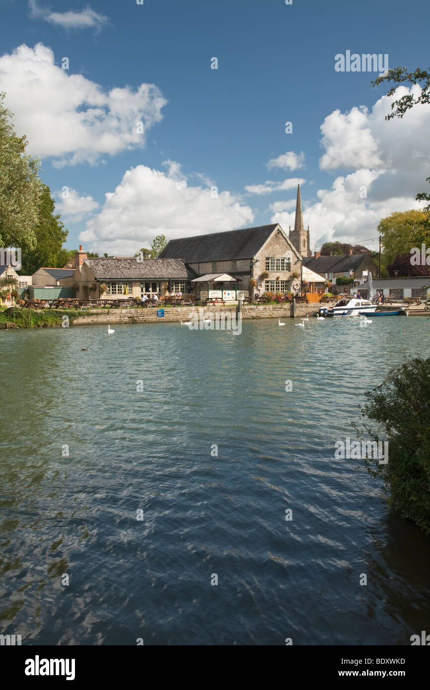 Riverside pub lechlade hi-res stock photography and images - Alamy
