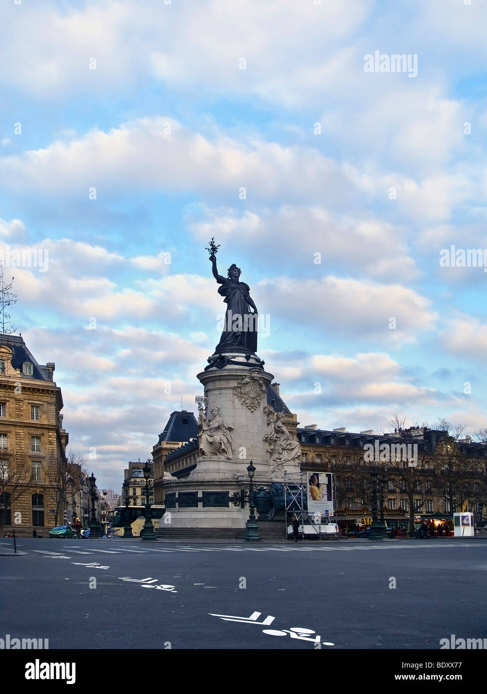Marianne statue paris hi-res stock photography and images - Alamy