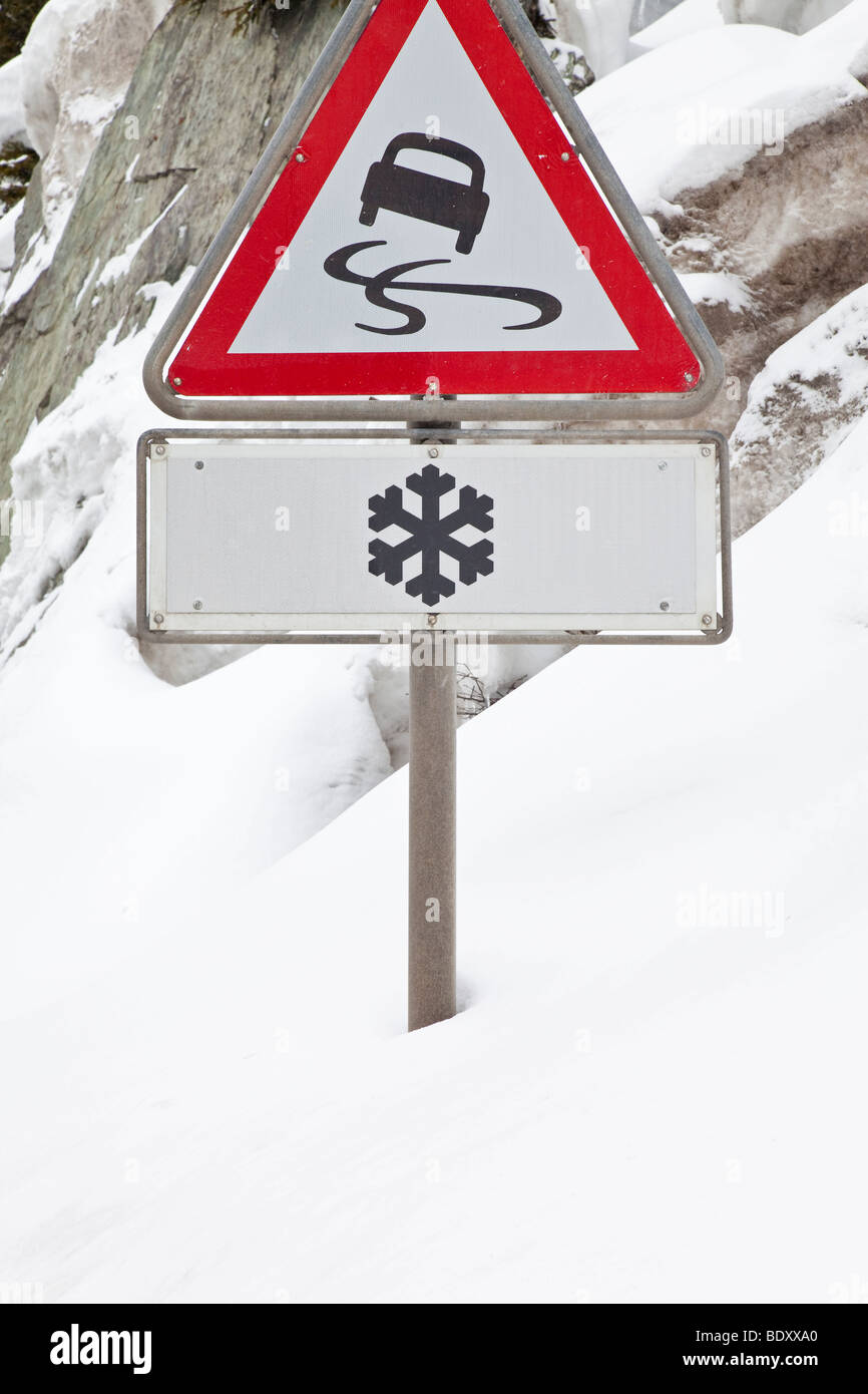 Warning slippery conditions sign hi-res stock photography and images ...