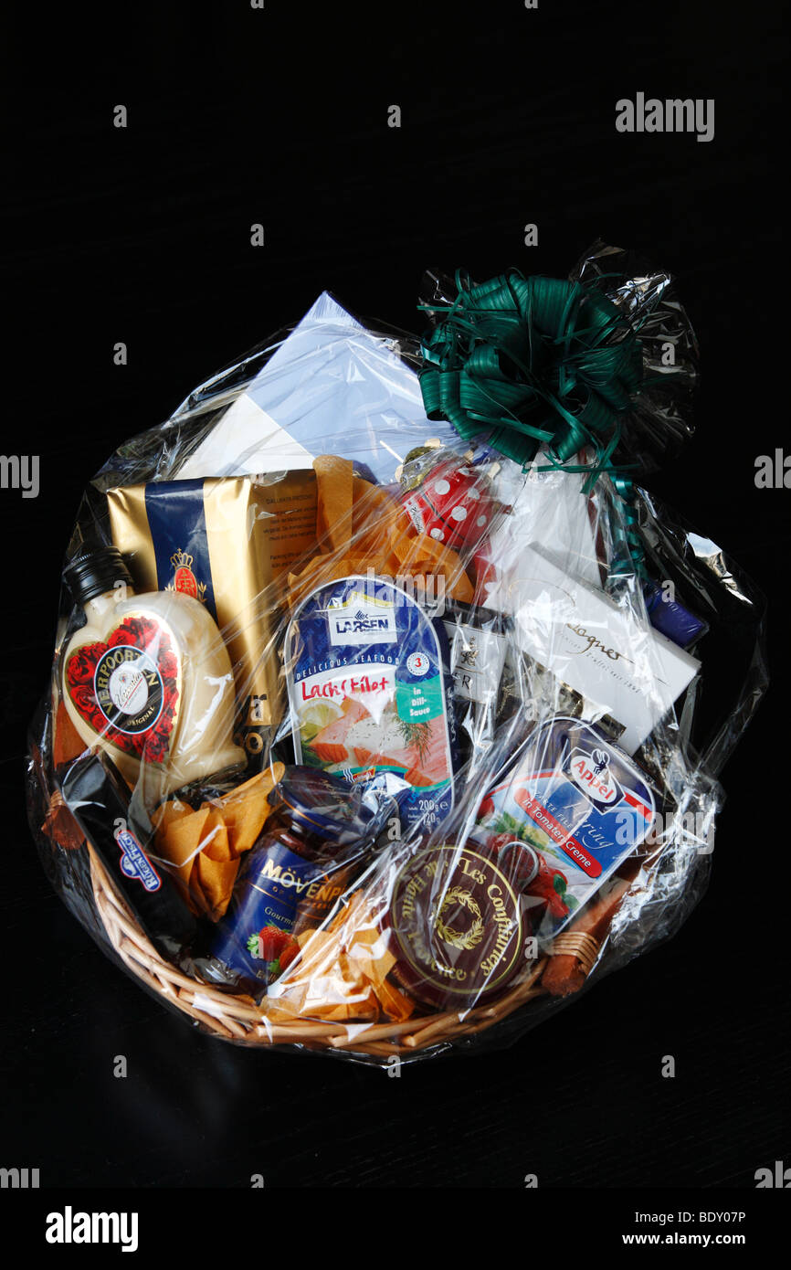 Gift hamper hi-res stock photography and images - Alamy