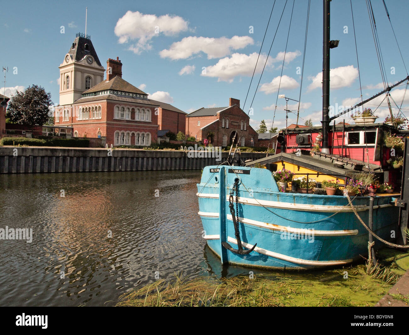 Newark castle on the river trent hi-res stock photography and images ...