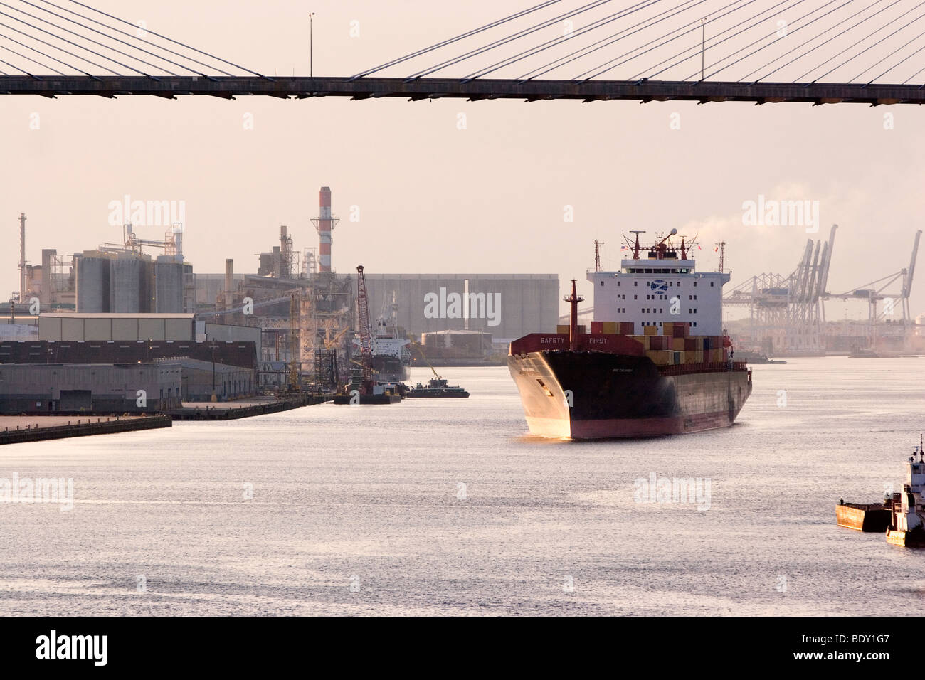 The MSC Colombia container ship navigates under the Talmadge Memorial ...