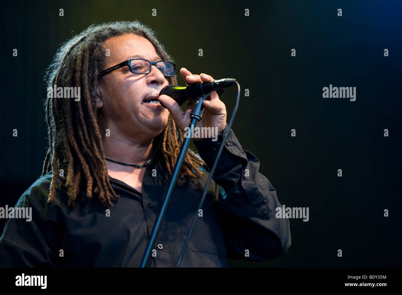Singer Noel McCalla of the British band Manfred Mann's Earth Band live ...