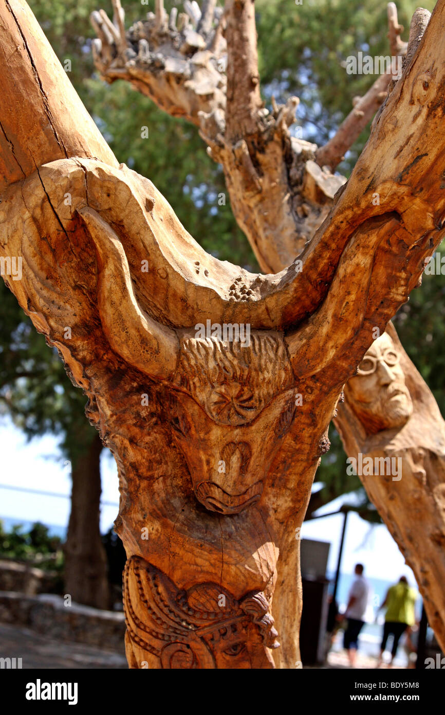 Wood sculpture, Minoan motifs, bull, Lychnostatis Open Air Museum ...