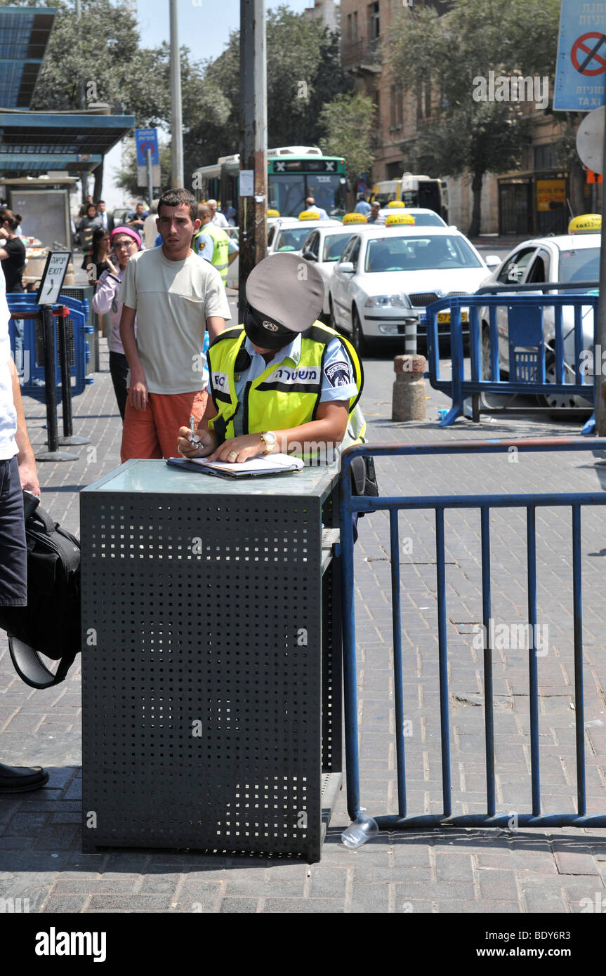 Israel, Jerusalem, Policewoman on duty at the entrance to the central ...