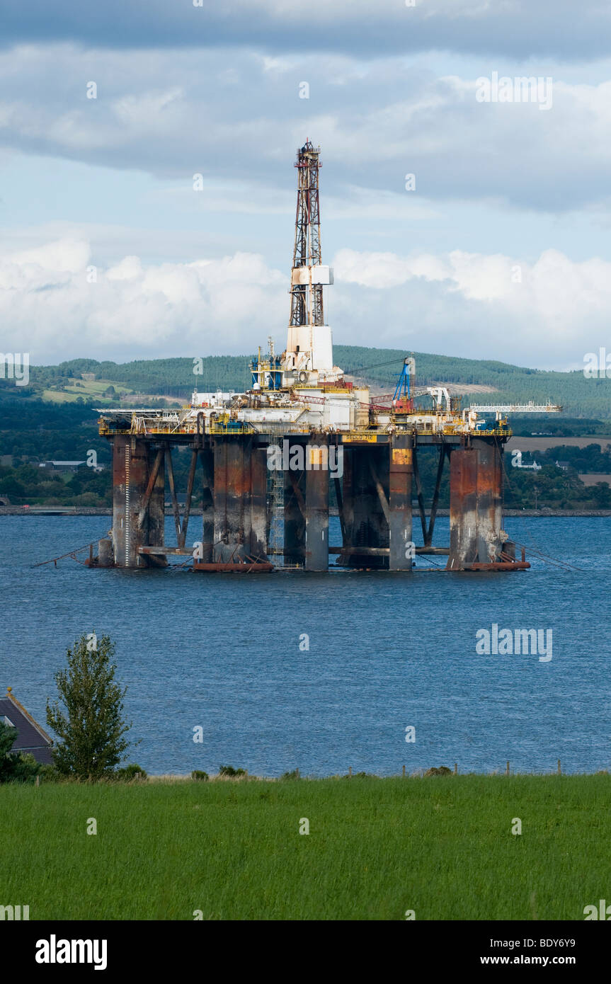 North sea oil platform north sea oil rig scotland hi-res stock ...
