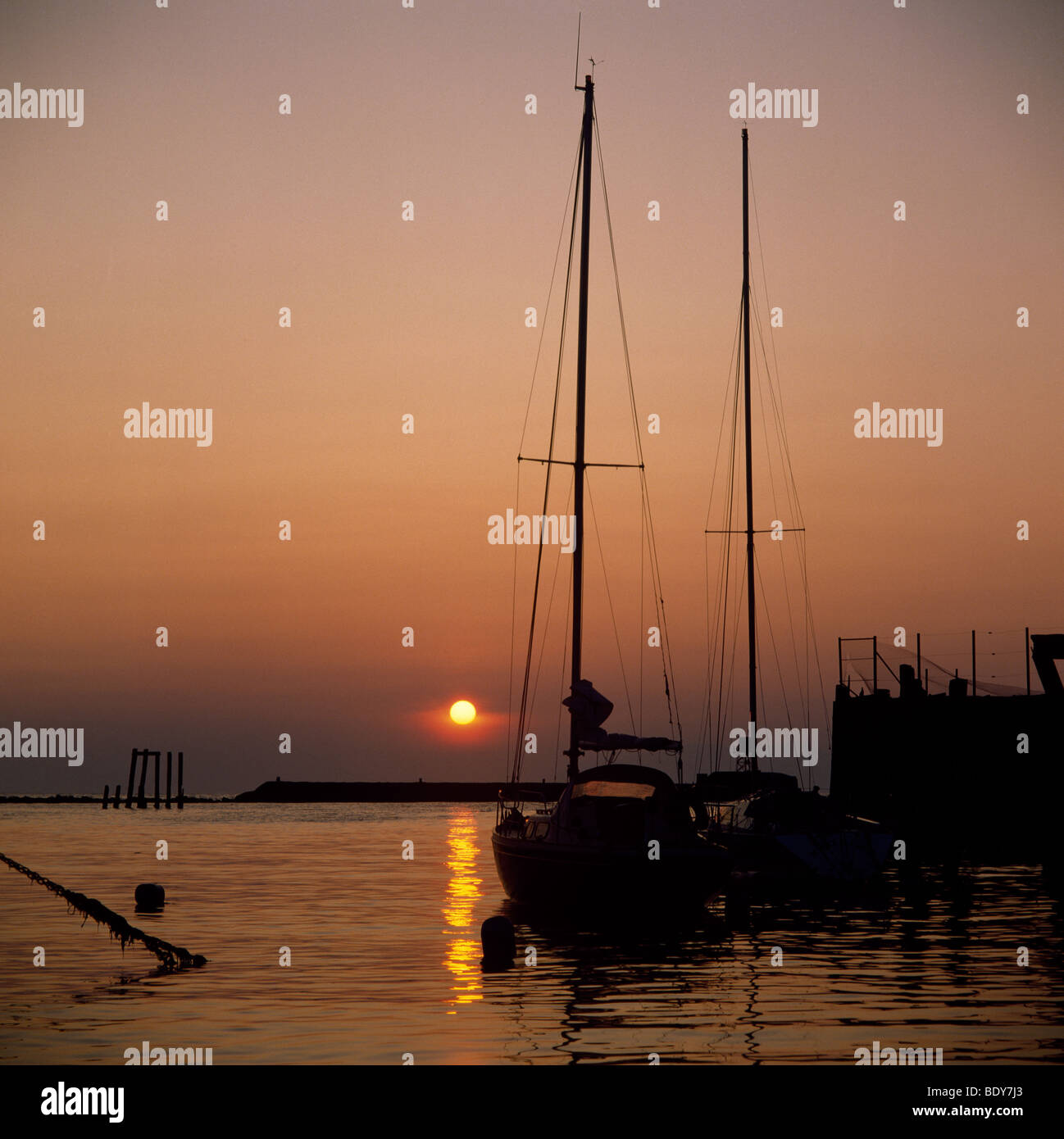 Yachts in harbour hi-res stock photography and images - Alamy