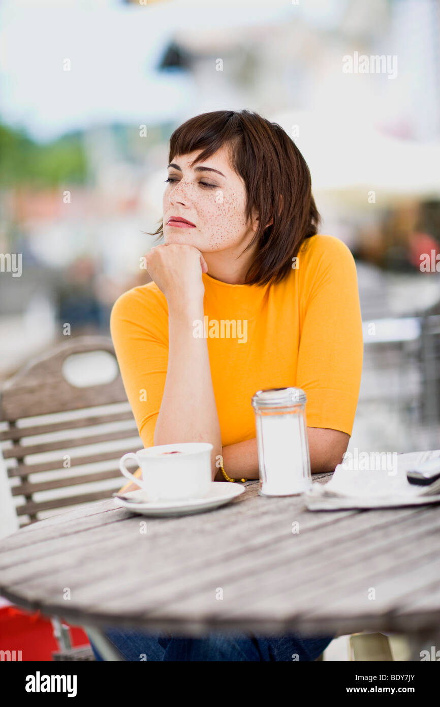 Europe business woman waiting street hi-res stock photography and ...
