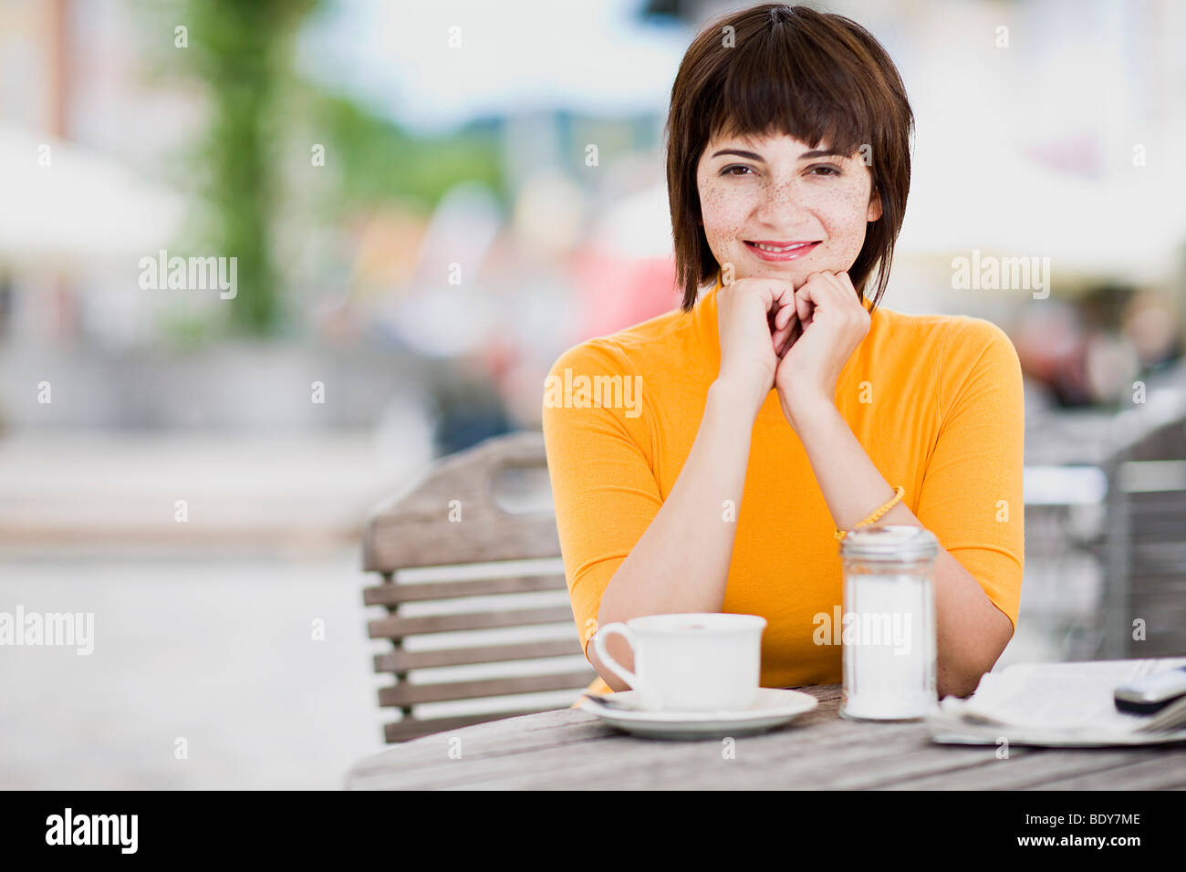 Europe business woman waiting street hi-res stock photography and ...
