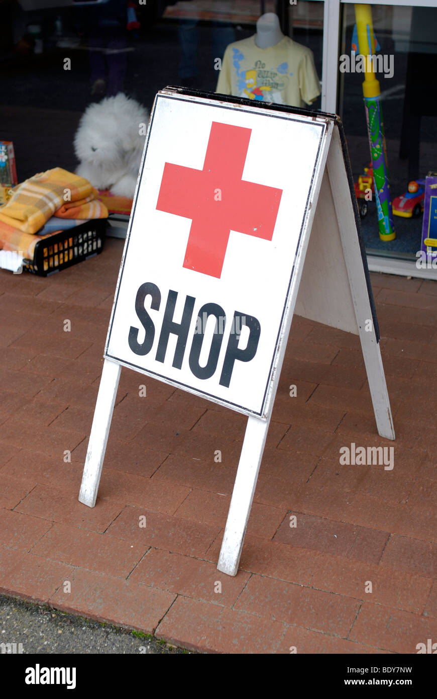 Red cross charity shop hi-res stock photography and images - Alamy