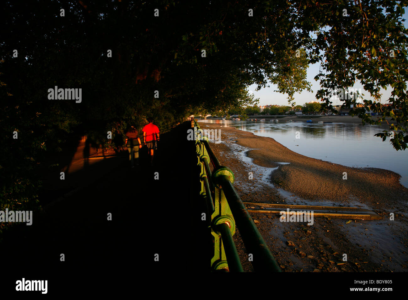 Thames Path running beside the River Thames at Bishops Park, Fulham ...