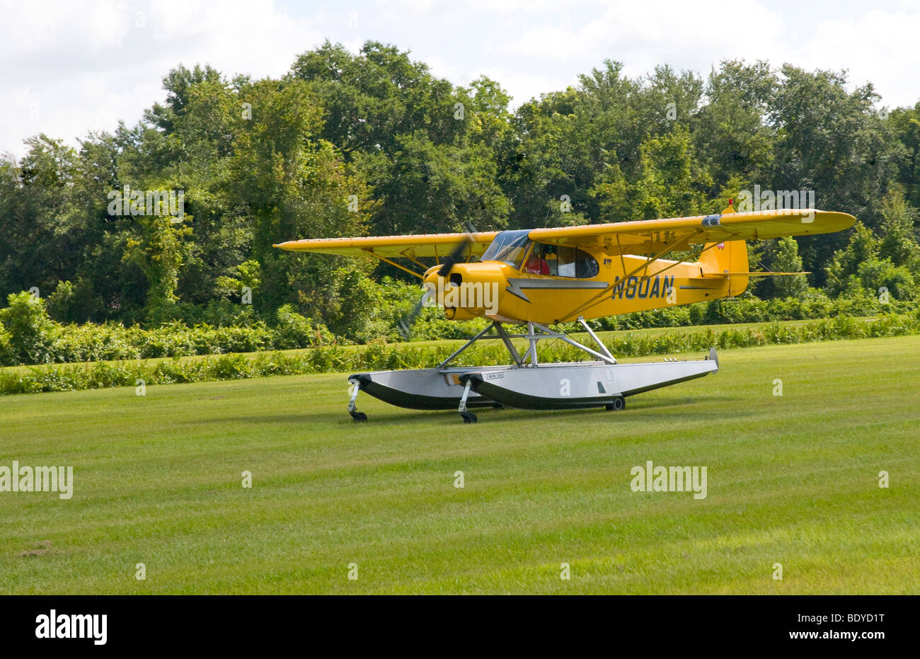 Piper Cub on floats on grass strip take off landing Stock Photo - Alamy