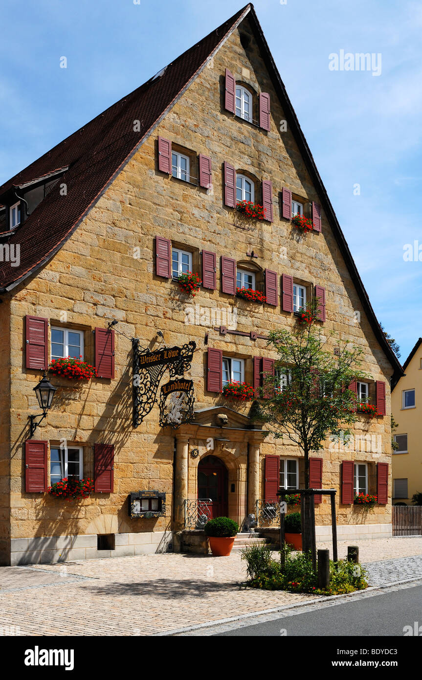 Sandstone house exterior hi-res stock photography and images - Alamy