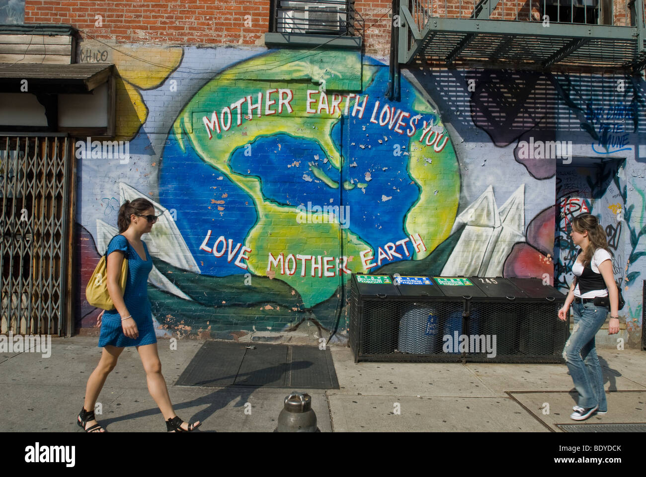 Painted garbage cans hi-res stock photography and images - Alamy