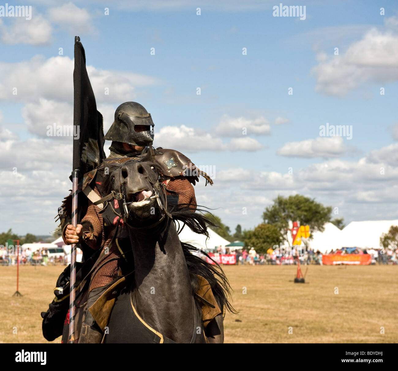 Knight riding horse hi-res stock photography and images - Alamy