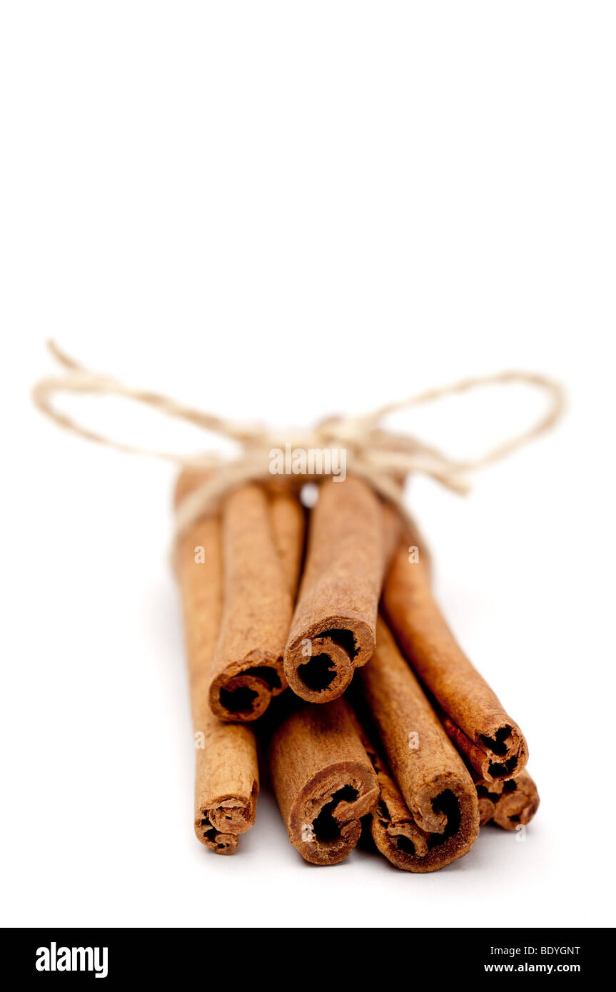 Vertical shallow focus close up of a bundle of cinnamon sticks Stock ...
