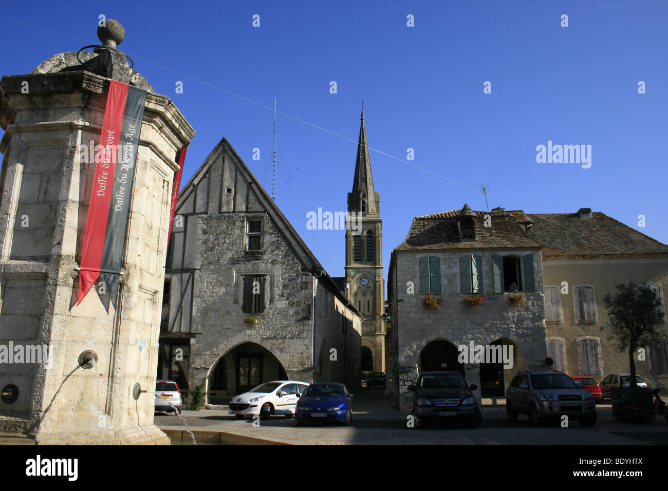 The main square in Eymet, Dordogne Stock Photo - Alamy