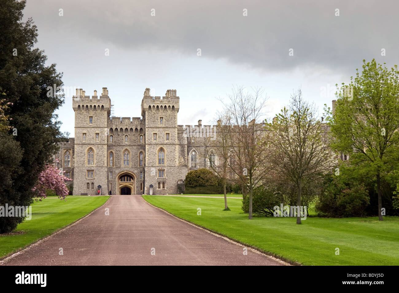 Drive to the castle entrance hi-res stock photography and images - Alamy