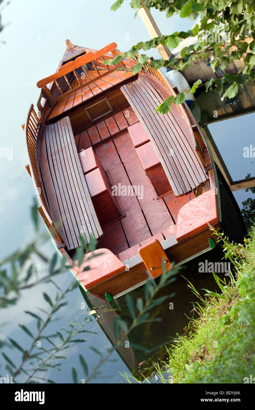 Row boat shore hi-res stock photography and images - Alamy