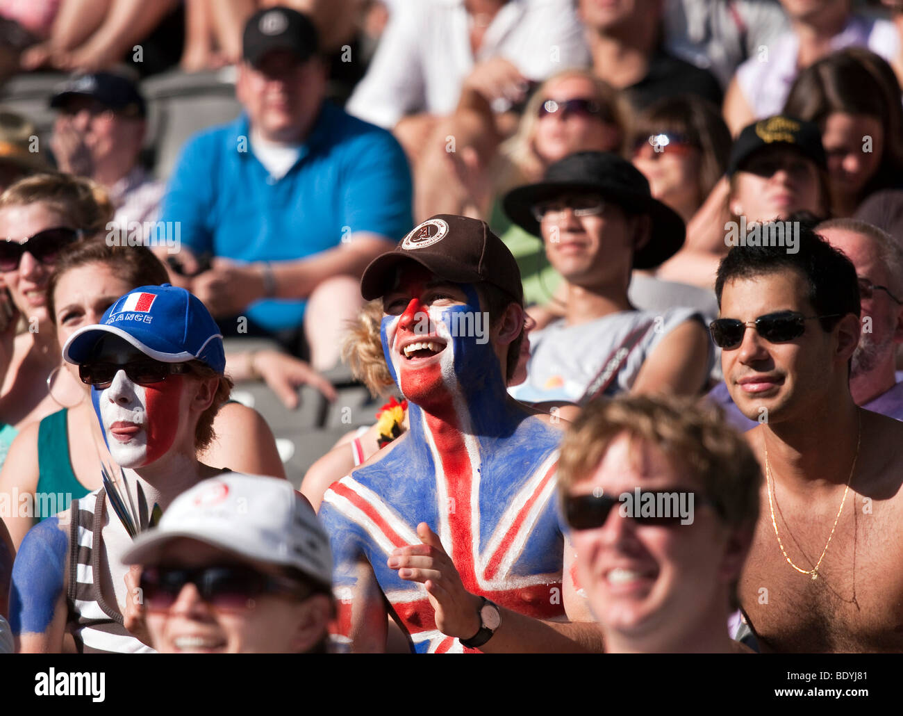 Crowd clapping full body hi-res stock photography and images - Alamy