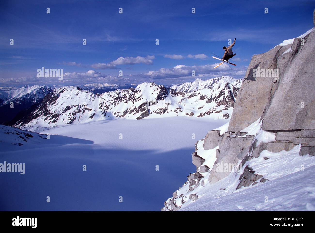 Man skiing off cliff hi-res stock photography and images - Alamy