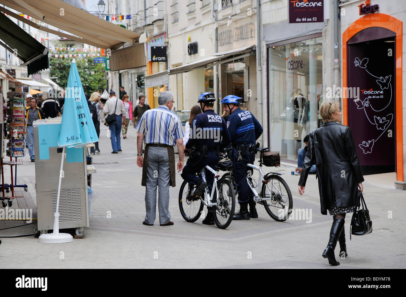 Police man chatting a man hi-res stock photography and images - Alamy