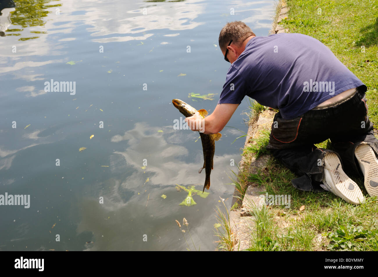 Fishing london river hi-res stock photography and images - Alamy
