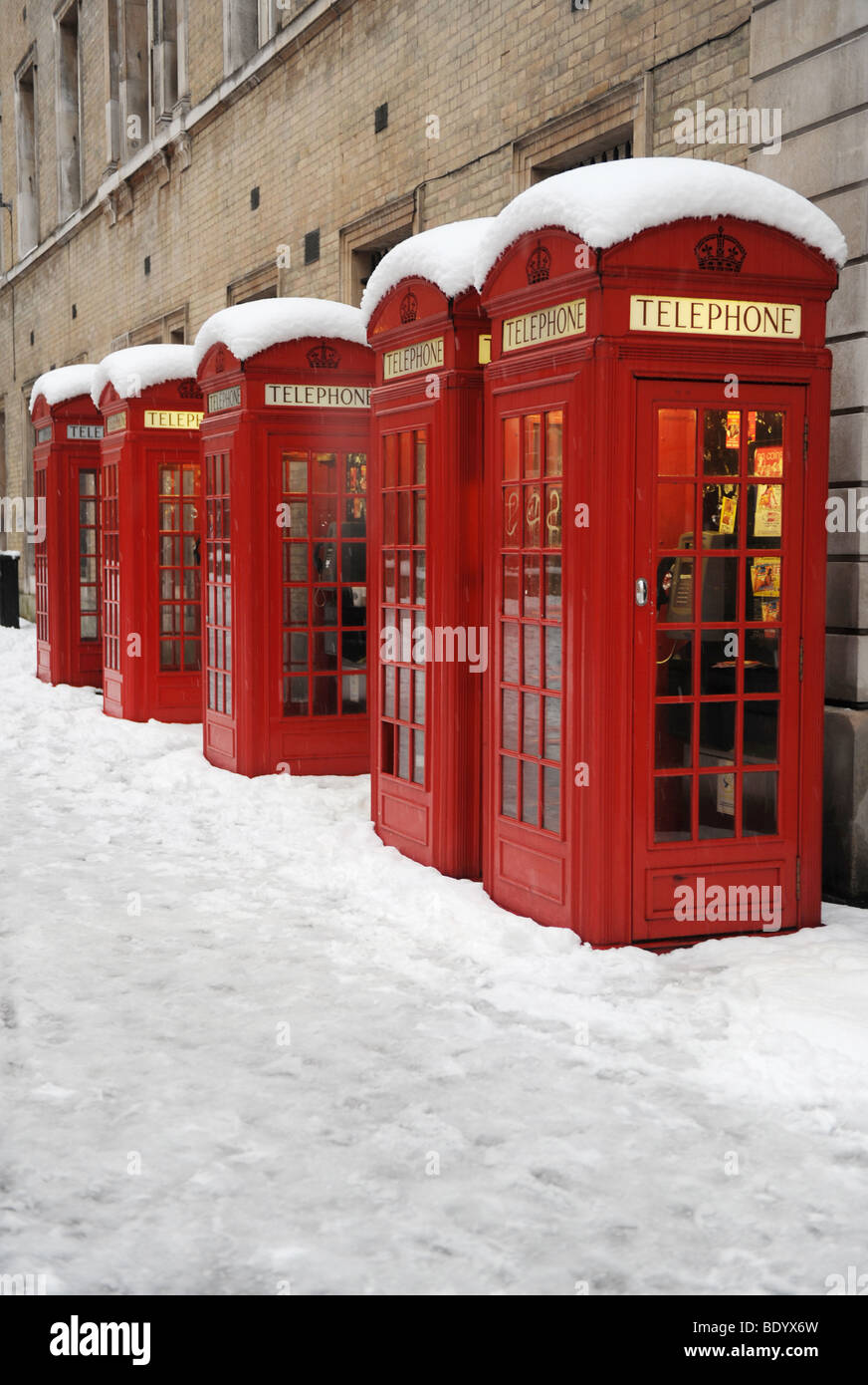 Winter scene red telephone box hi-res stock photography and images - Alamy