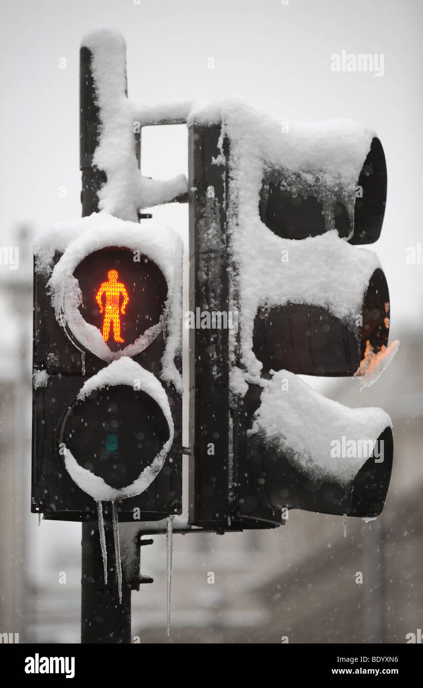 Traffic lights snow hi-res stock photography and images - Alamy