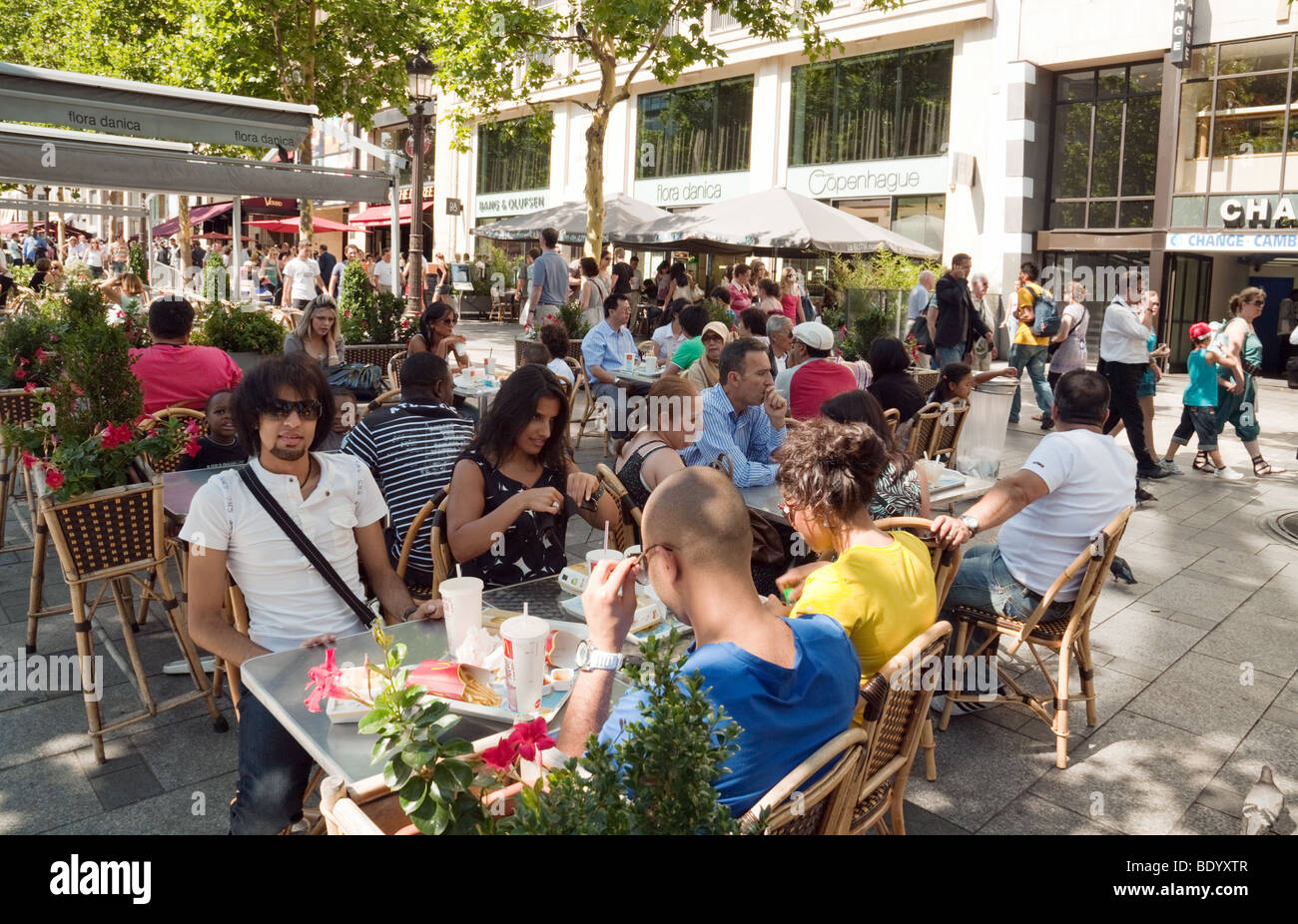 Outside paris cafe hi-res stock photography and images - Alamy