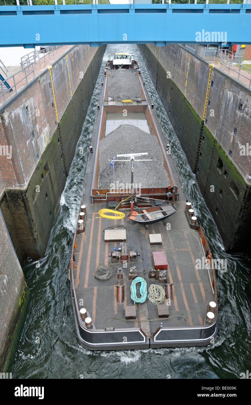 Barges in lock hi-res stock photography and images - Alamy
