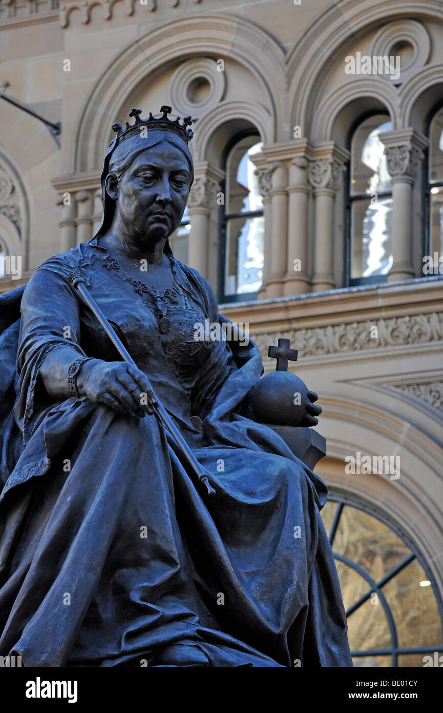 Bronze statue of Queen Victoria in front of the QVB, Queen Victoria ...