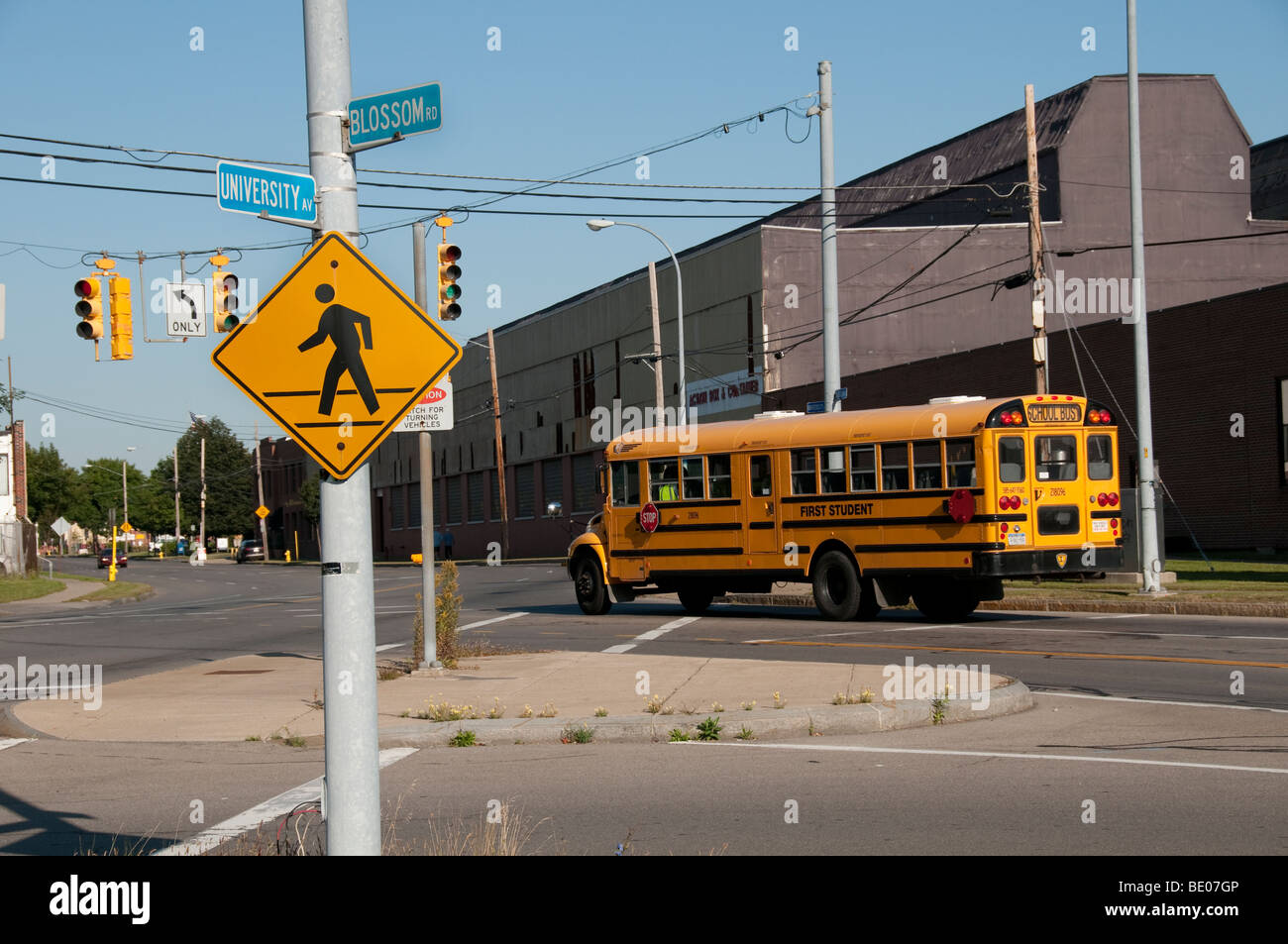 School bus traffic light hi-res stock photography and images - Alamy