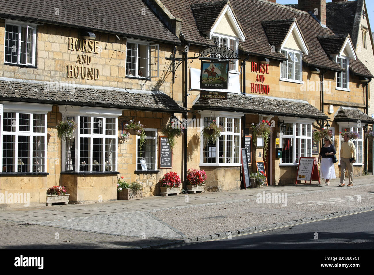 Traditional british country public house hi-res stock photography and ...