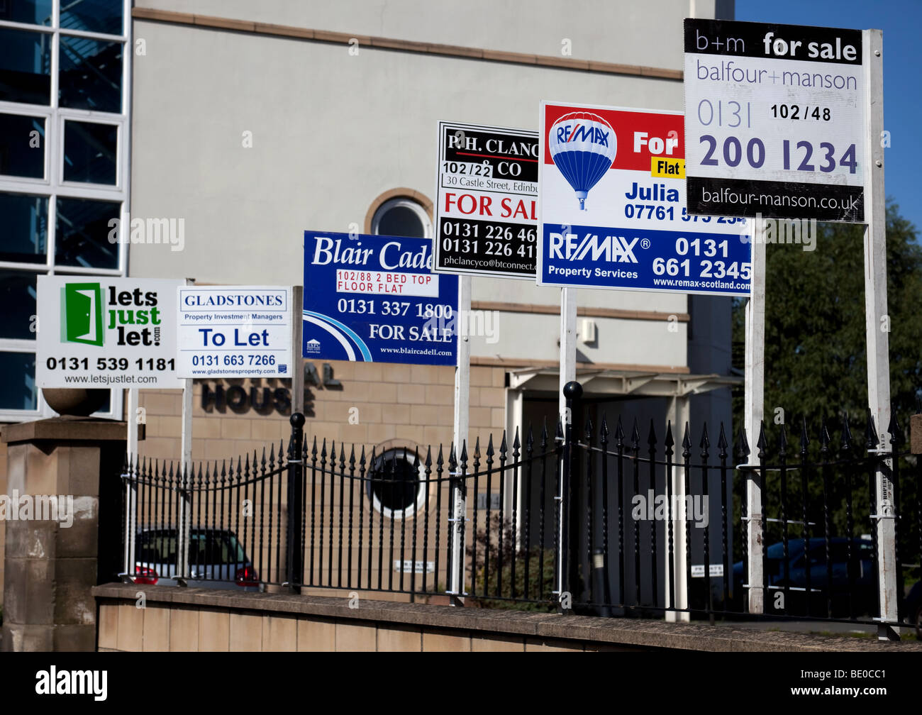 Houses for sale signs hi-res stock photography and images - Alamy