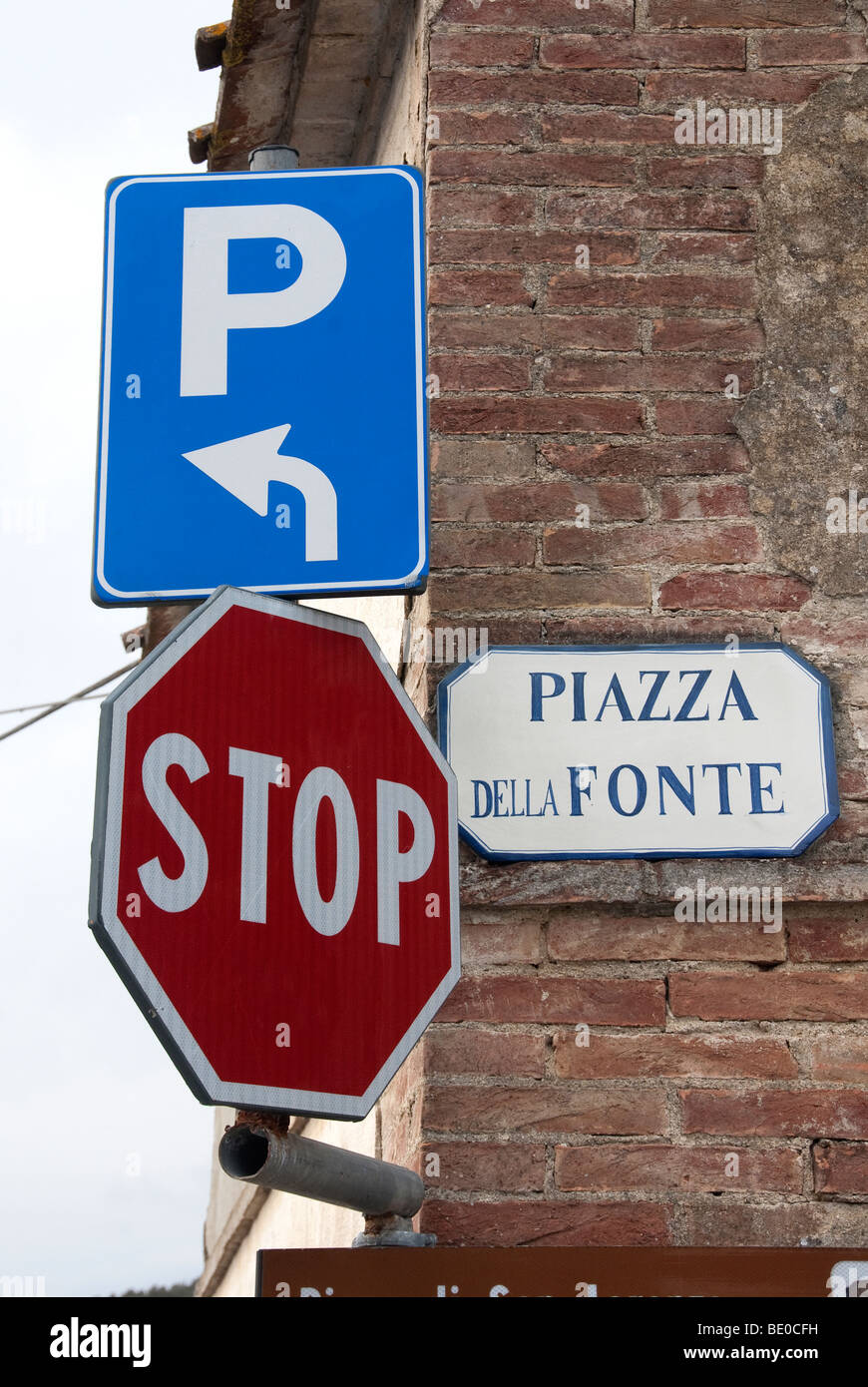 Parking arrow and stop sign in a village in Italy Stock Photo - Alamy