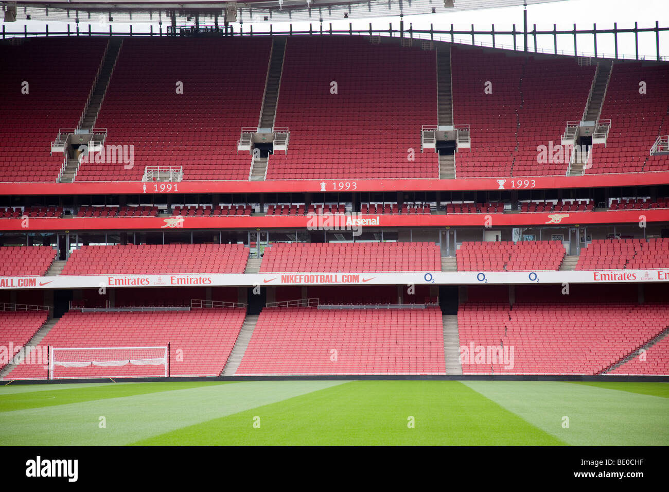 Emirates stadium arsenal empty hi-res stock photography and images - Alamy