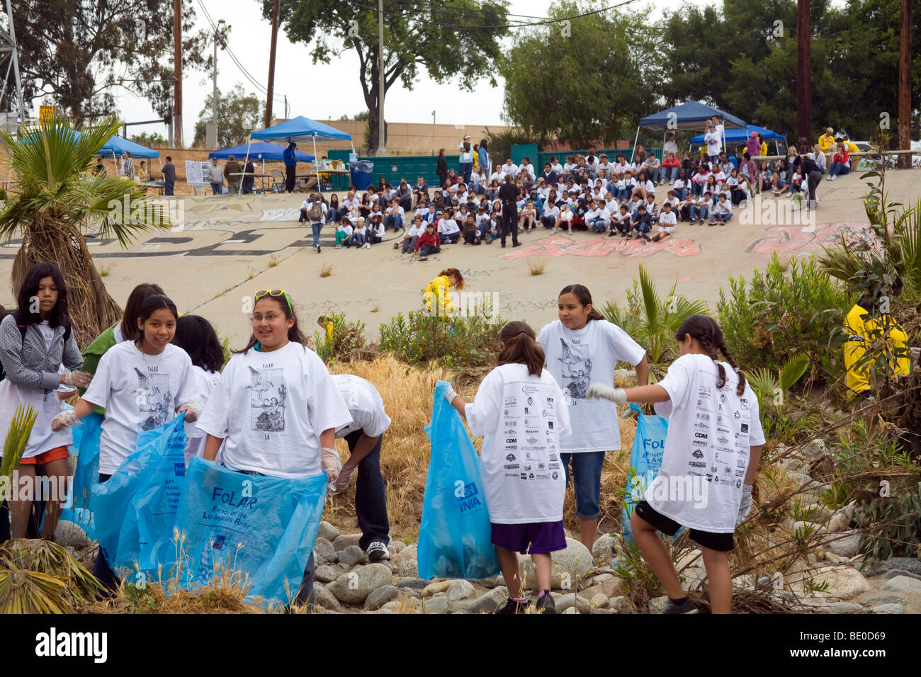 Cleaning up the Los Angeles River at FoLAR's River School Day. Los ...