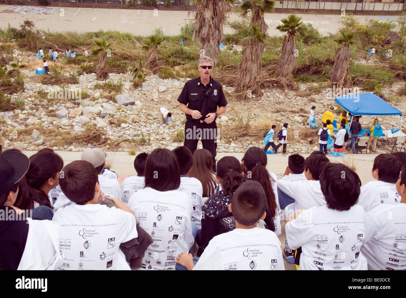 Children clean up class hi-res stock photography and images - Alamy