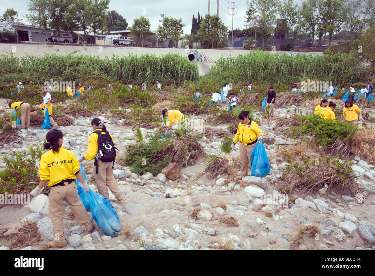 Cleaning up the Los Angeles River at FoLAR's River School Day. Los ...