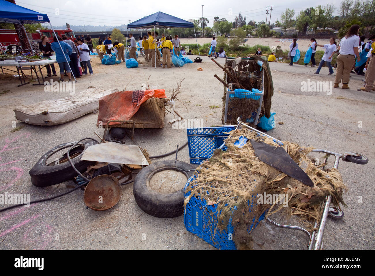 Cleaning up the Los Angeles River at FoLAR's River School Day. Los ...