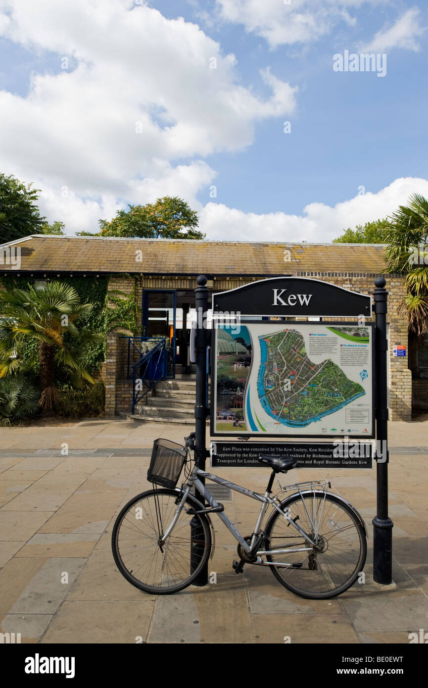 Kew village london hi-res stock photography and images - Alamy