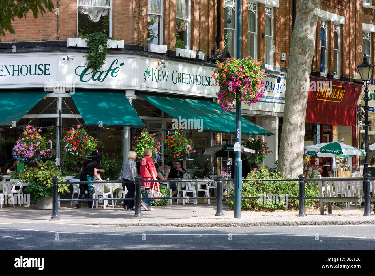 Kew village london hi-res stock photography and images - Alamy